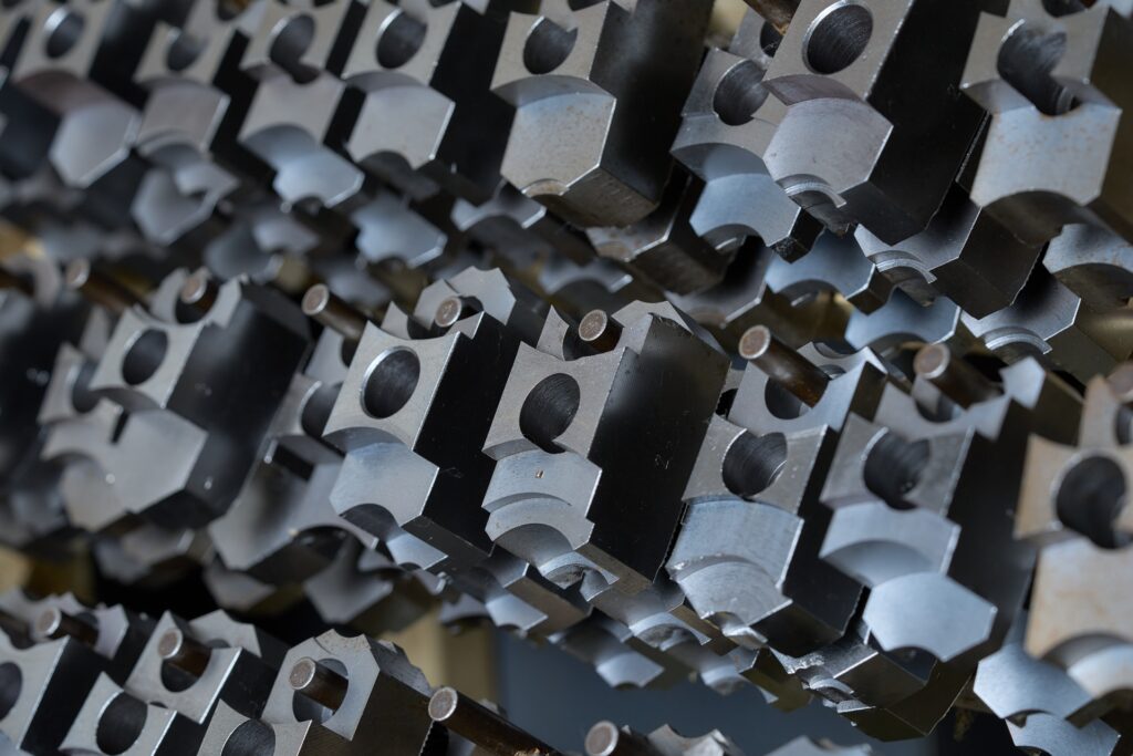 旋盤加工に最適な素材解説！SS400、S45C、S50C、SCM435の特性とは？ - 鉄×旋盤加工製作所｜鉄×旋盤加工に特化