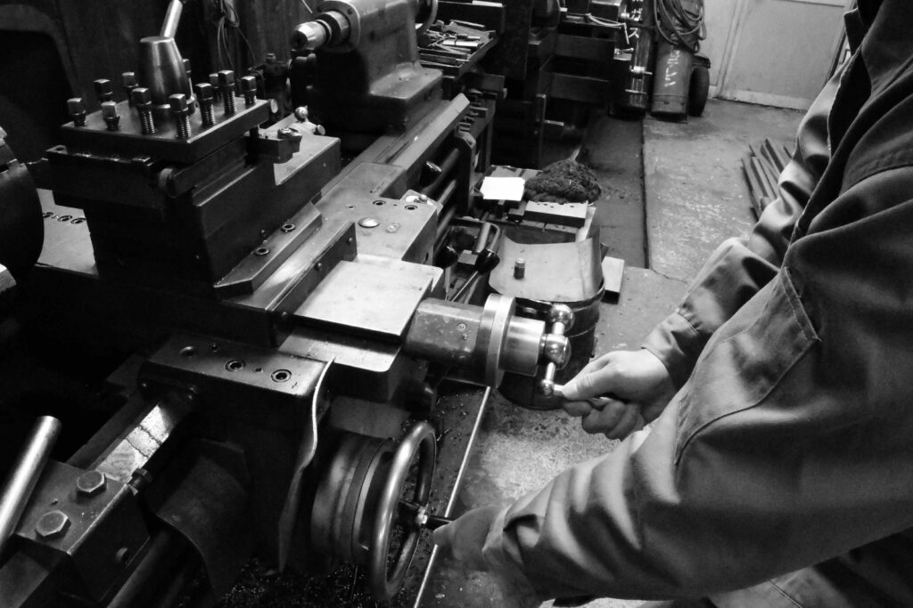 SCM435とS50Cの特性の違いを徹底解説！選び方ガイド - 鉄×旋盤加工製作所｜鉄×旋盤加工に特化